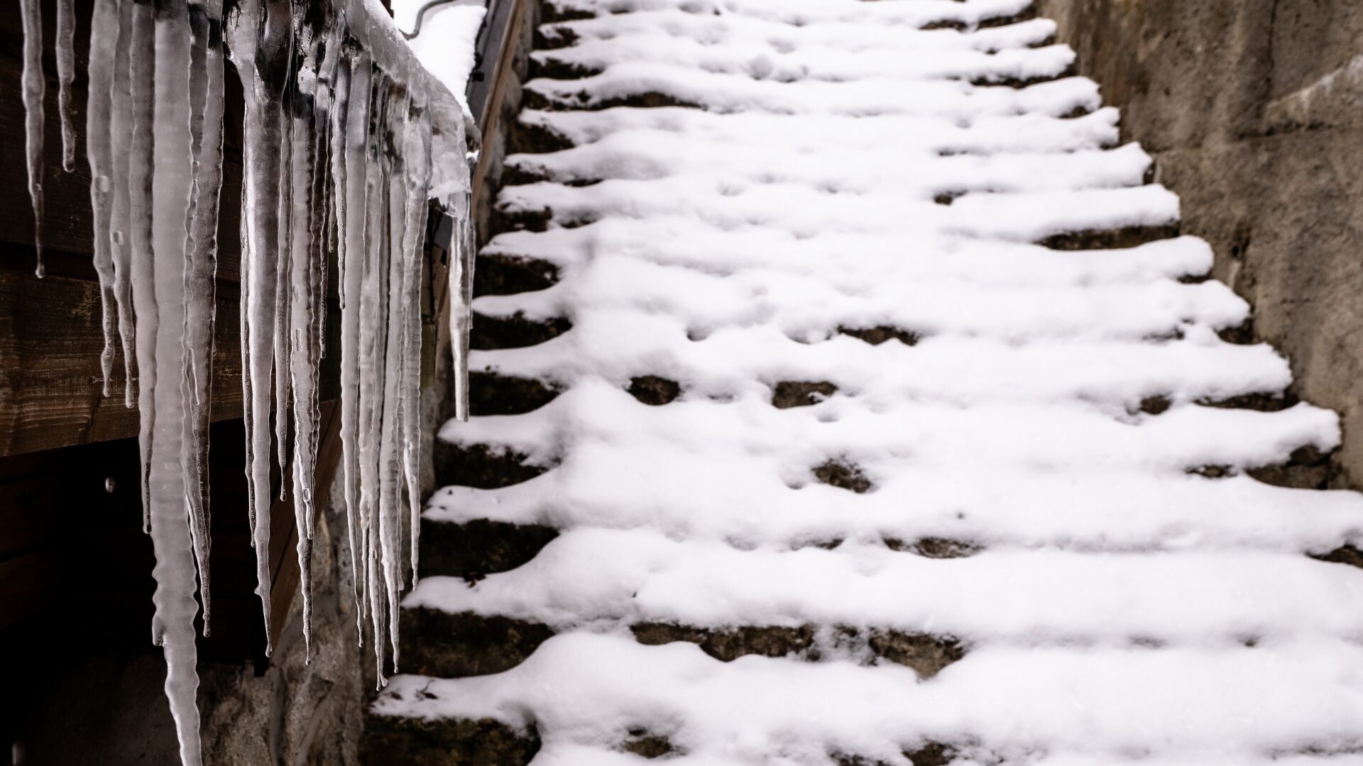 How To Get Rid of Ice Dams On Your Roof - Dominion Roofing
